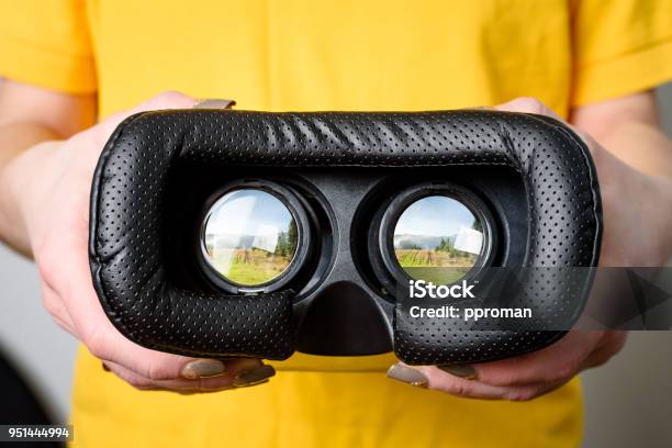 Konsep Realitas Virtual Pria Atau Wanita Memegang Kacamata Vr Tangan