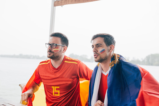 Temanteman Menonton Pertandingan Sepak Bola Dan Mendukung Tim Sepak ... Temanteman Menonton Pertandingan Sepak Bola Dan Mendukung Tim Sepak ...