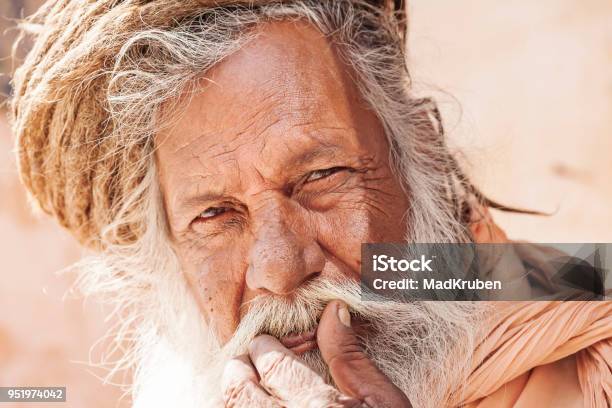 Puskar 시에 망고 바 바 Sadhu 거룩한 사람 기도하기에 대한 스톡 사진 및 기타 이미지 기도하기 나무 남자