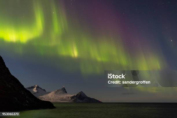 Aurora Borealis Yang Spektakuler Lampu Utara Yang Indah Di Atas ... Aurora Borealis Yang Spektakuler Lampu Utara Yang Indah Di Atas ...