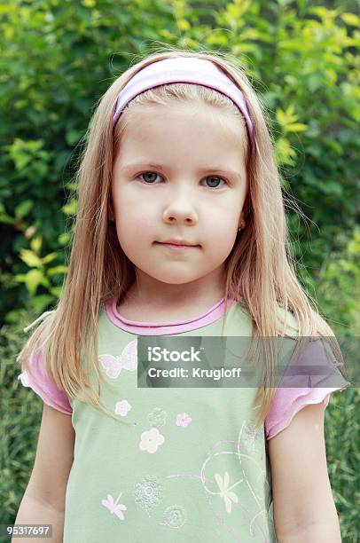 Retrato De La Niña De 5 Años Foto De Stock Y Más Banco De Imágenes De Aire Libre Aire Libre