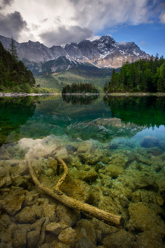 Eibsee 호수와 놀라운 폭풍우 구름 바바리아 독일에서 가장 높은 산 피크 Zugspitze의 아름 다운 반사 합니다 0명에