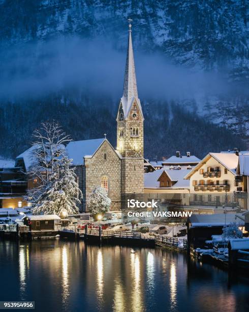 Hallstatter 호수와 유명한 타트 산 마을의 아름 다운 볼 수 있습니다 건물 외관에 대한 스톡 사진 및 기타 이미지
