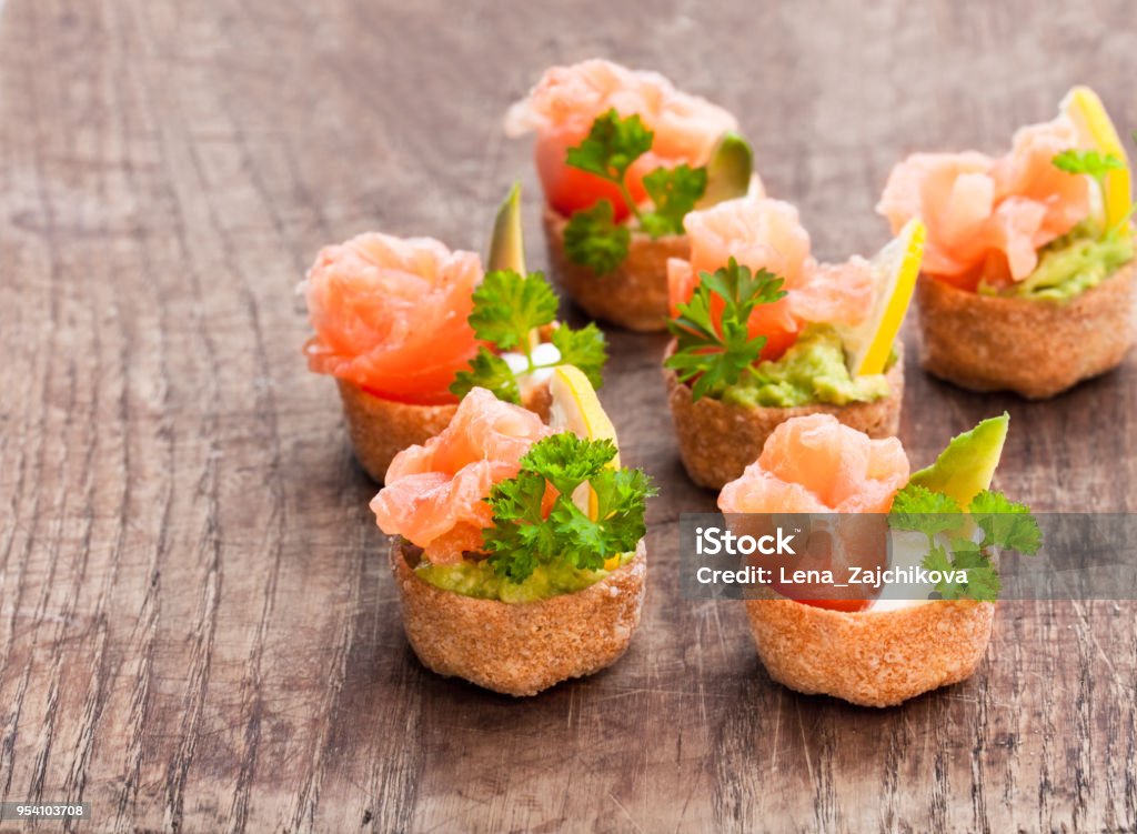 Croustades 바 삭 과자 경우 소금에 절인된 연어와 아보카도 나무 테이블에 가득 볼로방에 대한 스톡 사진 및 기타 이미지