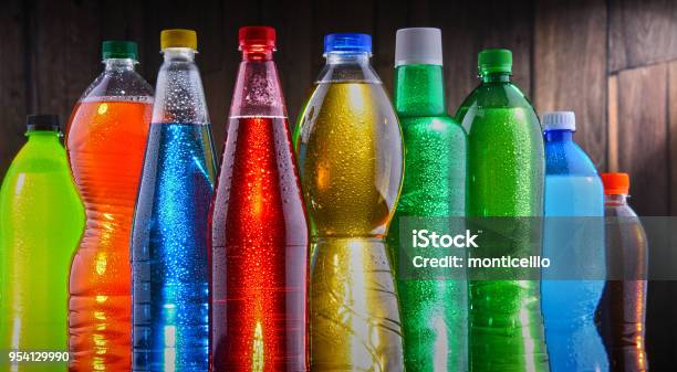 Botol Plastik Berbagai Macam Minuman Ringan Berkarbonasi Foto Stok