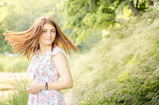 Bonita Con Estilo Smolling Moda Joven Mujer Con Cabello Largo Se