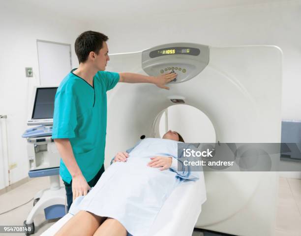 Ahli Radiologi Pria Menyiapkan Mesin Untuk Ct Scan Dan Pasien Sudah