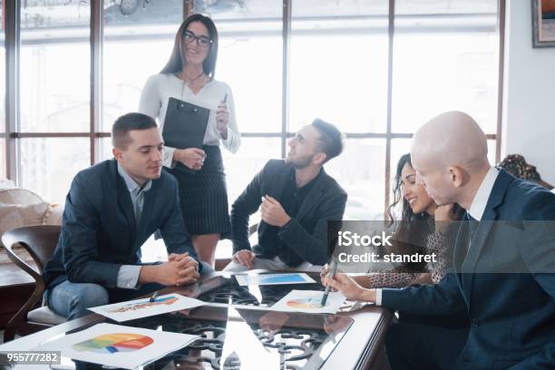 Tim Muda Rekan Kerja Membuat Diskusi Bisnis Yang Hebat Di Kantor Kerja