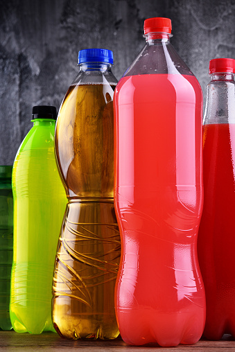 Botol Plastik Berbagai Macam Minuman Ringan Berkarbonasi Foto Stok