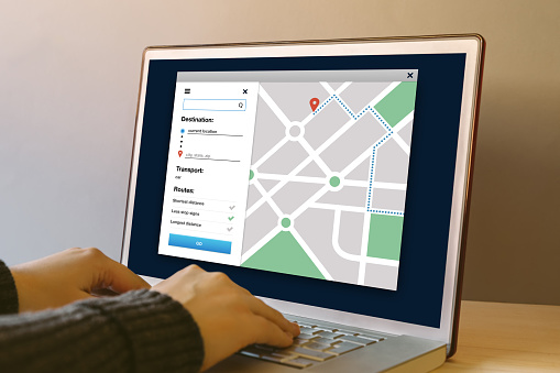 Gps 지도 탐색 노트북 화면에 응용 프로그램입니다 위치 추적기 개념 검색에 대한 스톡 사진 및 기타 이미지 검색 책상