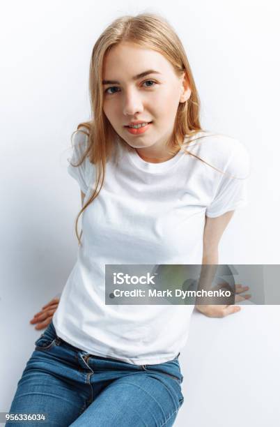 Junges Mädchen Posiert Und Lächelnd Auf Einem Weißen Hintergrund