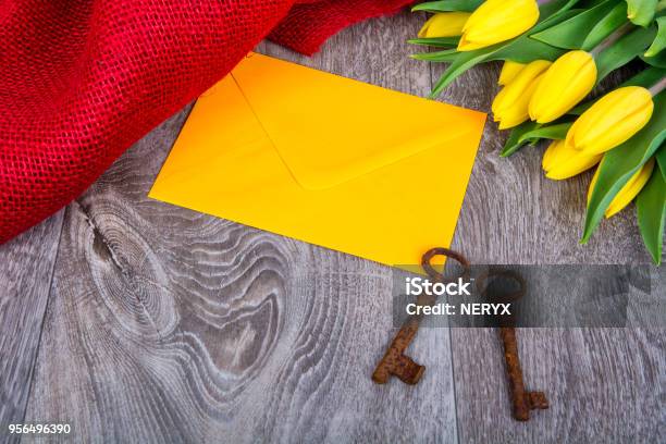 Amplop Kuning Dengan Tulip Di Atas Meja Foto Stok - Unduh Gambar ... Amplop Kuning Dengan Tulip Di Atas Meja Foto Stok - Unduh Gambar ...