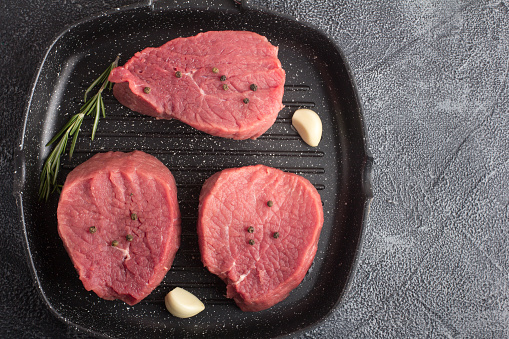 Daging Sapi Mentah Dengan Rosemary Dan Bawang Putih Di Atas Panggangan