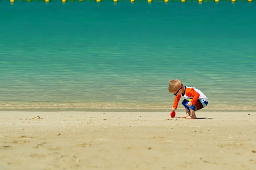 Niño De Dos Años Jugando En La Playa Foto De Stock Y Más Banco De Imágenes De Agua Agua Aire