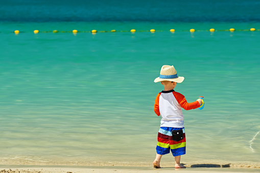 Niño De Dos Años Jugando En La Playa Foto De Stock Y Más Banco De Imágenes De Agua Agua Aire