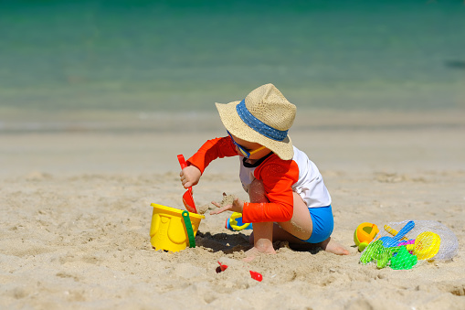 Niño De Dos Años Jugando En La Playa Foto De Stock Y Más Banco De Imágenes De Agua Agua Aire