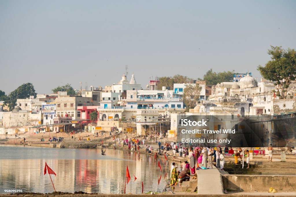 Umat Hindu Mengabdikan Peziarah Yang Mandi Di Danau Pushkar Suci Di ... Umat Hindu Mengabdikan Peziarah Yang Mandi Di Danau Pushkar Suci Di ...