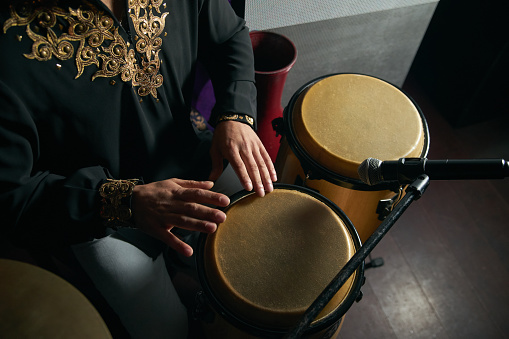 Djembe 드럼에서 음악을 재생 하는 사람 손 봉고 단독 드럼에 대한 스톡 사진 및 기타 이미지 봉고 단독 드럼 손