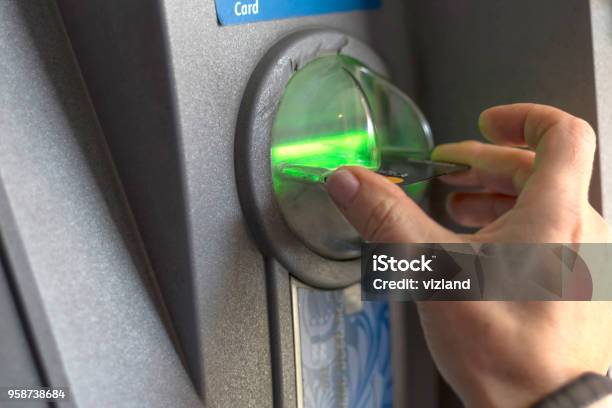Atm 수신기에 은행 카드를 삽입 하는 손 고객에 대한 스톡 사진 및 기타 이미지 고객 구매 구조 Istock