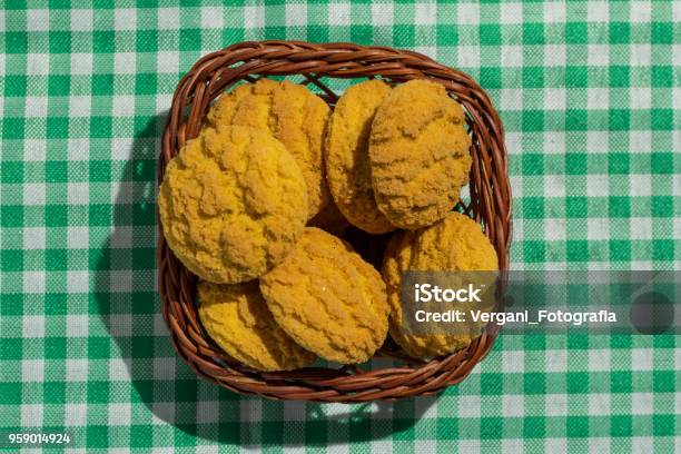 Kue Kuning Jagung Yang Lezat Di Keranjang Dan Meja Kotakkotak Hijau ... Kue Kuning Jagung Yang Lezat Di Keranjang Dan Meja Kotakkotak Hijau ...