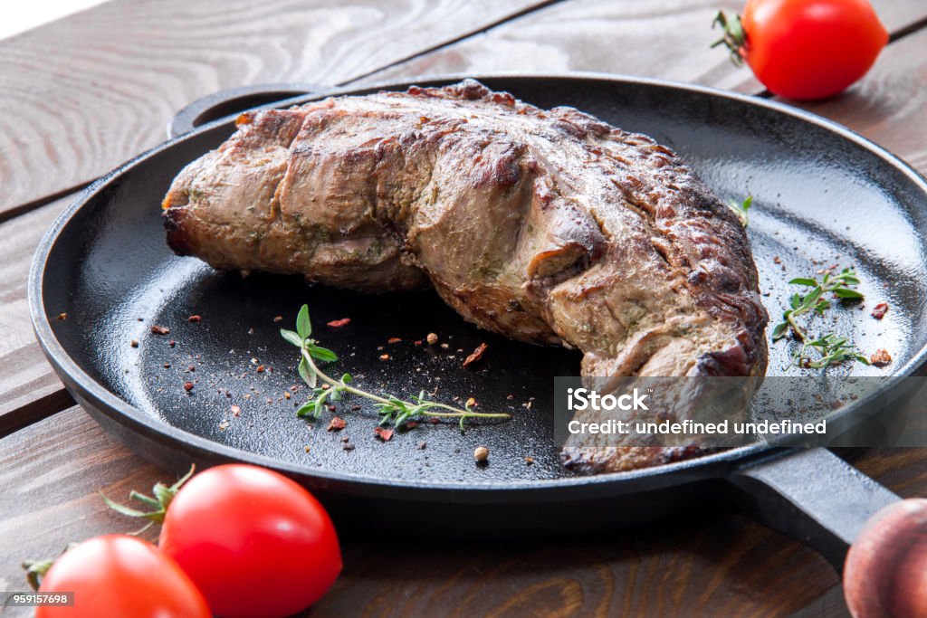 Fillet Daging Sapi Panggang Di Atas Wajan Besi Hitam Dengan Bumbu Dan