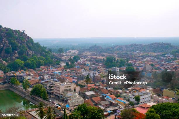 Photo libre de droit de Vue Densemble De La Ville De Sravanabelgola De ... Photo libre de droit de Vue Densemble De La Ville De Sravanabelgola De ...