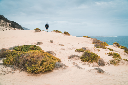 Ttraveler 그리고 대서양 해안선에 백설 모래 언덕 풍경 위에 사진 상 비센테 섬 가뭄에 대한 스톡 사진 및 기타 이미지