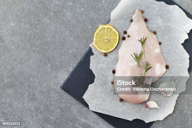 Dada Ayam Mentah Dengan Rempahrempah Bawang Putih Lemon Dan Rosemary Di