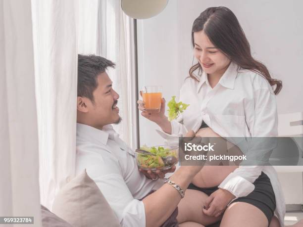 Kehamilan Makanan Sehat Dan Orangorang Konsepcalon Ayah Dan Ibu Makan ... Kehamilan Makanan Sehat Dan Orangorang Konsepcalon Ayah Dan Ibu Makan ...