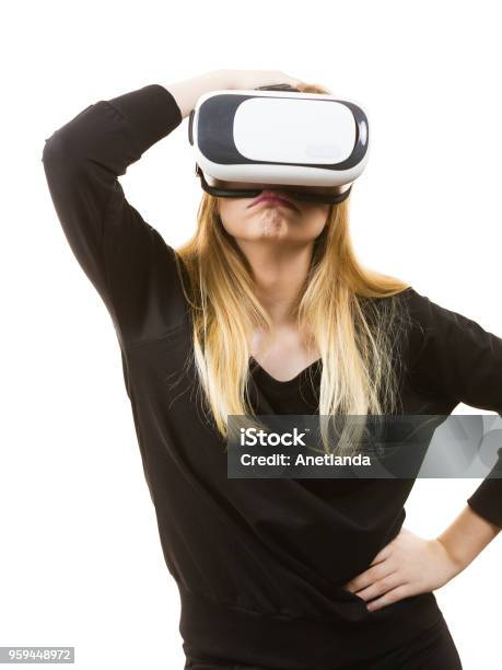 Vr 고글을 착용 하는 여자 3차원 형태에 대한 스톡 사진 및 기타 이미지 3차원 형태 가상현실 가상현실 시뮬레이터