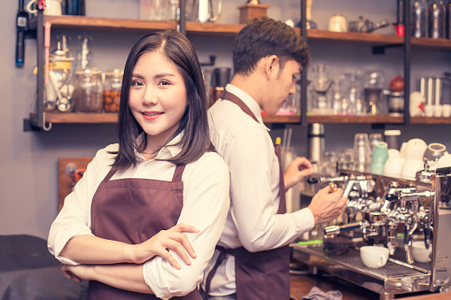 아시아 여성 바리 스타 커피숍 카운터에서 커피를 만드는 바리 스타 카페에서 일 하는 여성입니다 중소 기업 소유자 또는 중소 기업