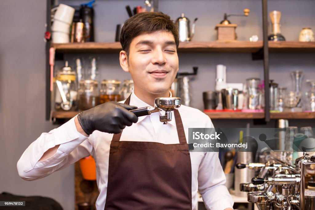 아시아 남자 바리 스타 커피숍 카운터에서 커피를 만드는 행복 한 감정을 만드는 동안 남자 냄새 커피입니다 남자에 대한 스톡 사진