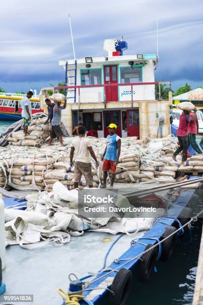 Maafushi 섬 포트 4 월 몰디브에에서 보트에서 건축 자재를 내리기 4월에 대한 스톡 사진 및 기타 이미지 4월 거리