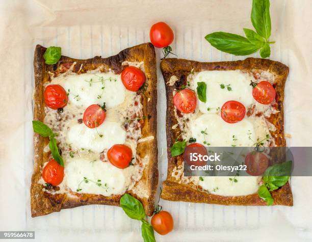 Dua Pizza Persegi Panjang Buatan Sendiri Dengan Tomat Mozzarella Dan ... Dua Pizza Persegi Panjang Buatan Sendiri Dengan Tomat Mozzarella Dan ...