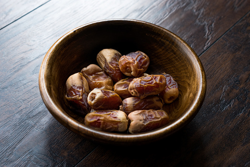 Buah Kurma Kering Atau Kurma Ramadan Medjool Makanan Dalam Mangkuk Kayu ... Buah Kurma Kering Atau Kurma Ramadan Medjool Makanan Dalam Mangkuk Kayu ...
