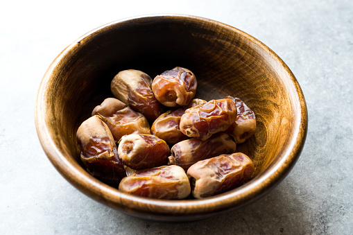 Buah Kurma Kering Atau Kurma Ramadan Medjool Makanan Dalam Mangkuk Kayu ... Buah Kurma Kering Atau Kurma Ramadan Medjool Makanan Dalam Mangkuk Kayu ...