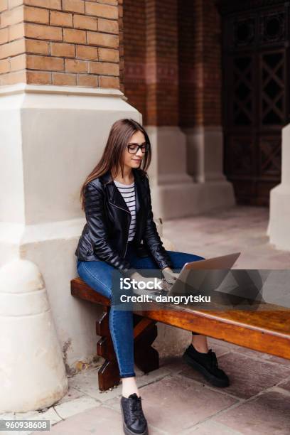 Photo Libre De Droit De Étudiante Jeune Fille Souriante Assis Sur Un