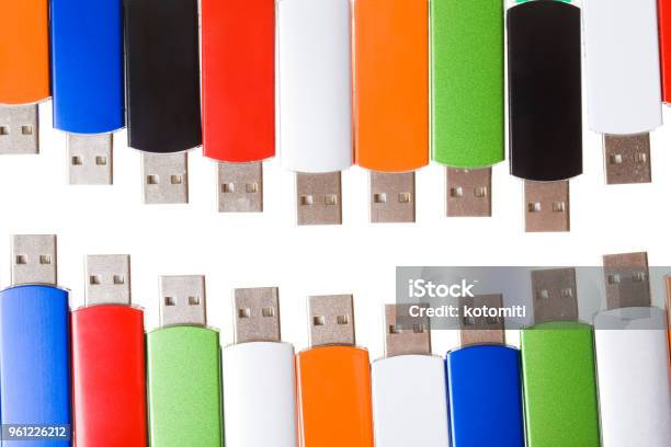 Usb 플래시 메모리에서 결합 하는 배경 그림 Usb 케이블에 대한 스톡 사진 및 기타 이미지 Usb 케이블 교환 데이터