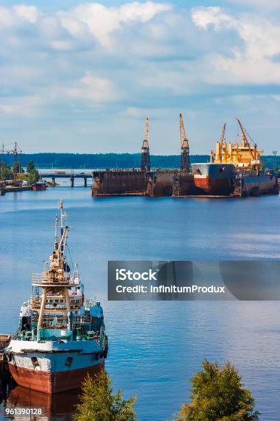Dock에 있는 화물선 0명에 대한 스톡 사진 및 기타 이미지 0명 건설 산업 건조한 Istock