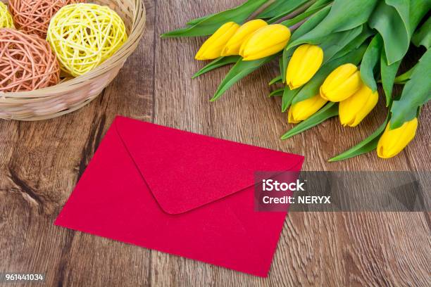 Amplop Merah Dengan Tulip Di Atas Meja Foto Stok - Unduh Gambar ... Amplop Merah Dengan Tulip Di Atas Meja Foto Stok - Unduh Gambar ...