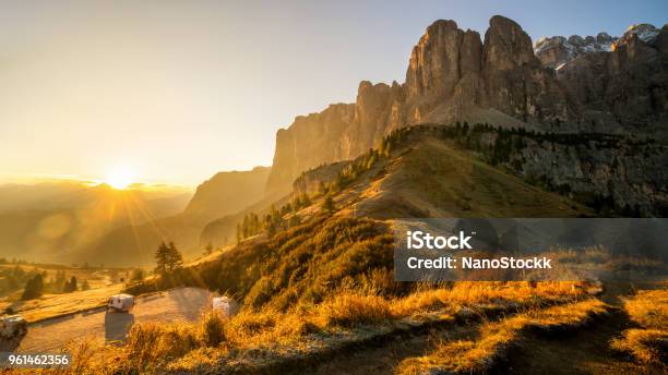 Dolomites 이탈리아 풍경 파 쏘가 디 나에서 가르데나 패스에 대한 스톡 사진 및 기타 이미지 가르데나 패스 가을