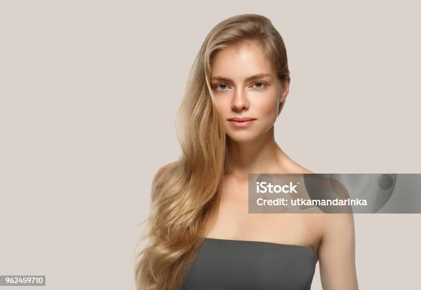 Potret Wanita Yang Luar Biasa Gadis Cantik Dengan Rambut Bergelombang