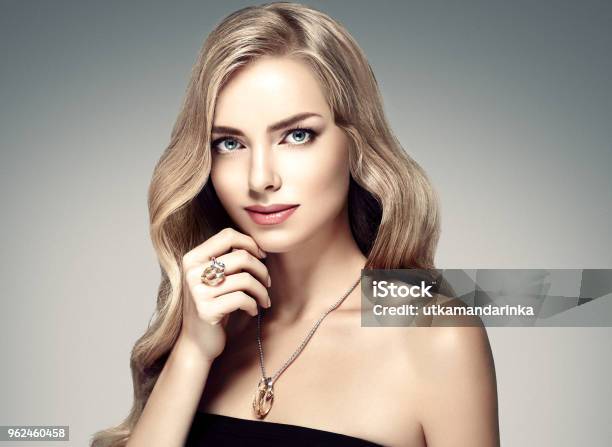 Potret Wanita Yang Luar Biasa Gadis Cantik Dengan Rambut Bergelombang