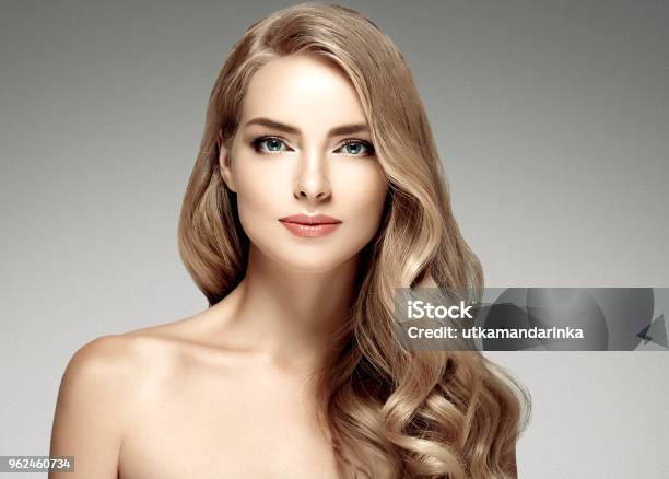 Potret Wanita Yang Luar Biasa Gadis Cantik Dengan Rambut Bergelombang
