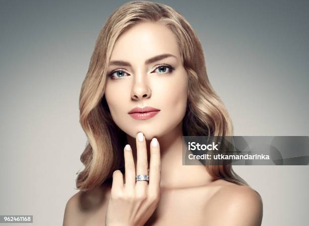 Potret Wanita Yang Luar Biasa Gadis Cantik Dengan Rambut Bergelombang
