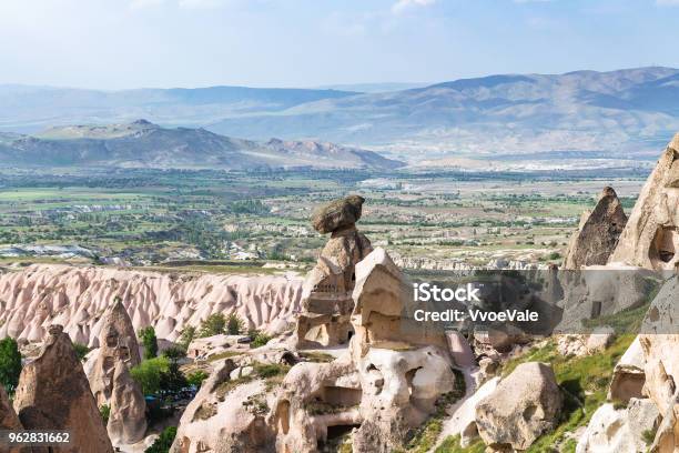 Uchisar 마을과 계곡에서 요정 굴뚝 바위 0명에 대한 스톡 사진 및 기타 이미지 0명 5월 건물 외관 Istock