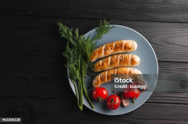3 체리 토마토 허브 마늘 나무 검은 배경에 회색 접시에 소시지 구이 0명에 대한 스톡 사진 및 기타 이미지 0명 고기