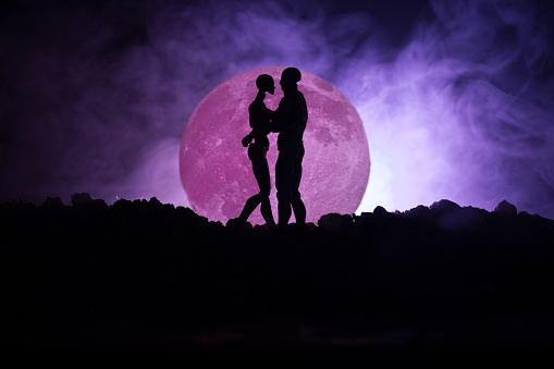 Photo Libre De Droit De Silhouette De Couple Baiser Sous La Pleine Lune