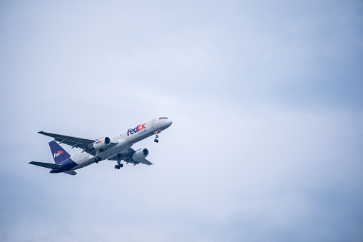 Fedex에 어 버스 상용 화물 항공기 활주로 접근 0명에 대한 스톡 사진 및 기타 이미지 0명 Airbus 공항