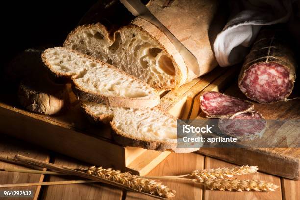 Woode 桌上的麵包 照片檔及更多 摄影 照片 摄影 木材 材料 橫向 Istock
